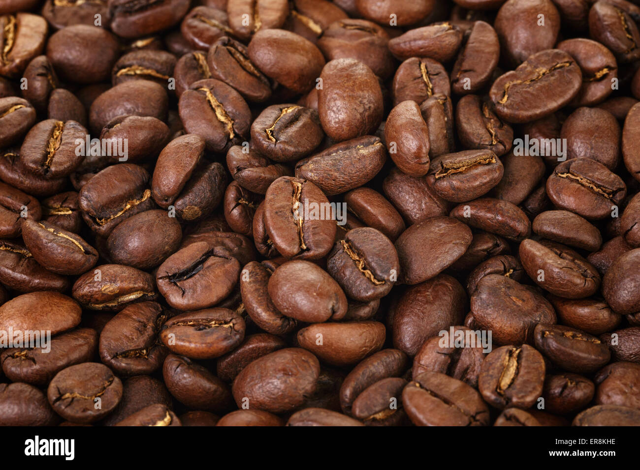 freshly roasted premium coffee beams close up Stock Photo - Alamy