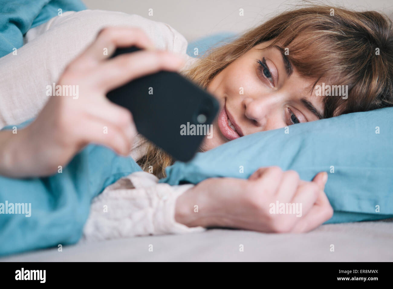 Using mobile in bed hi-res stock photography and images - Alamy