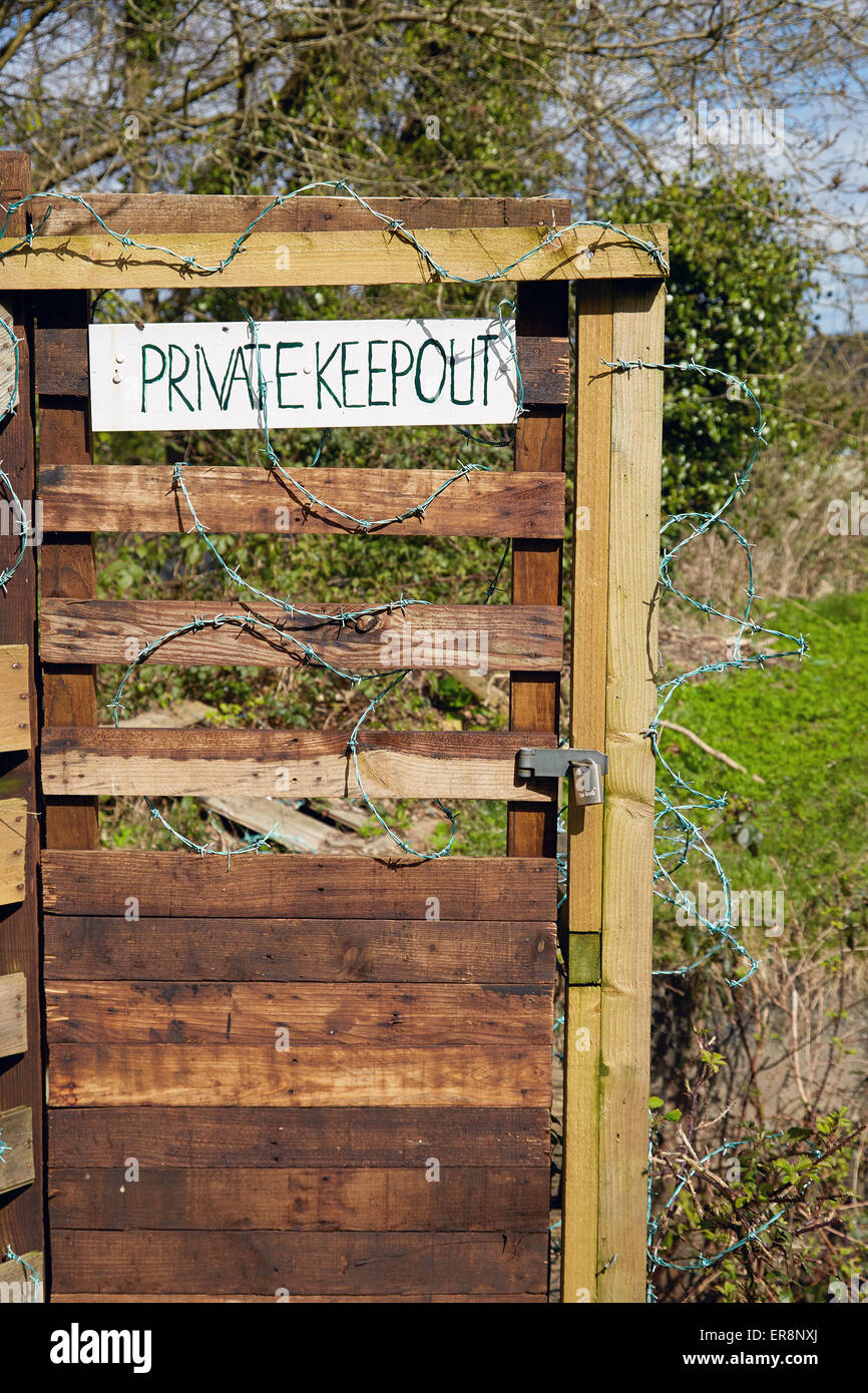 A wooden gate with a private - keep out sign on it. UK Stock Photo - Alamy