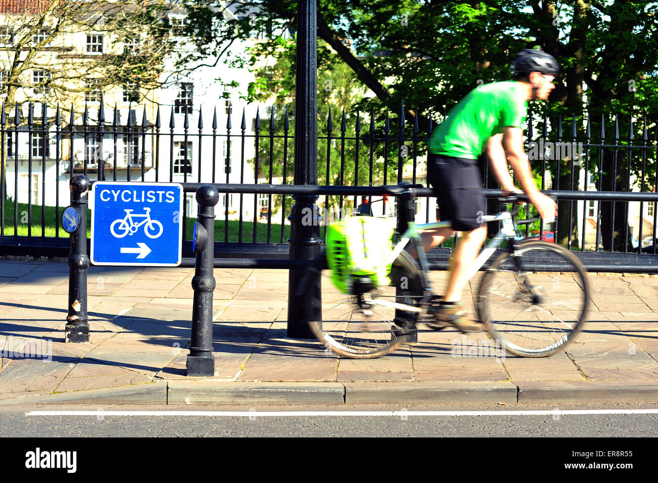 Cyclist sign hi-res stock photography and images - Alamy