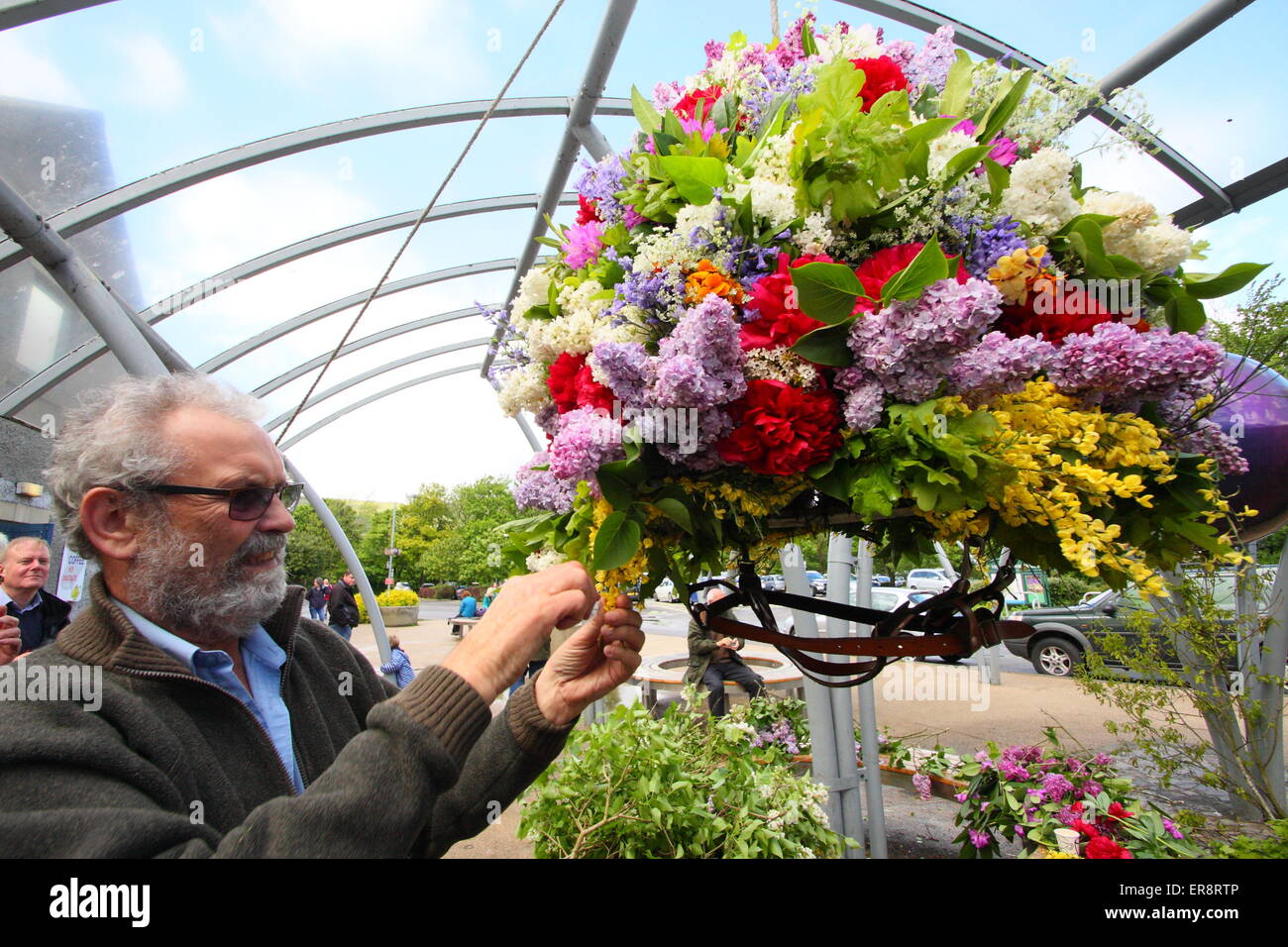 Garland maker hi-res stock photography and images - Alamy