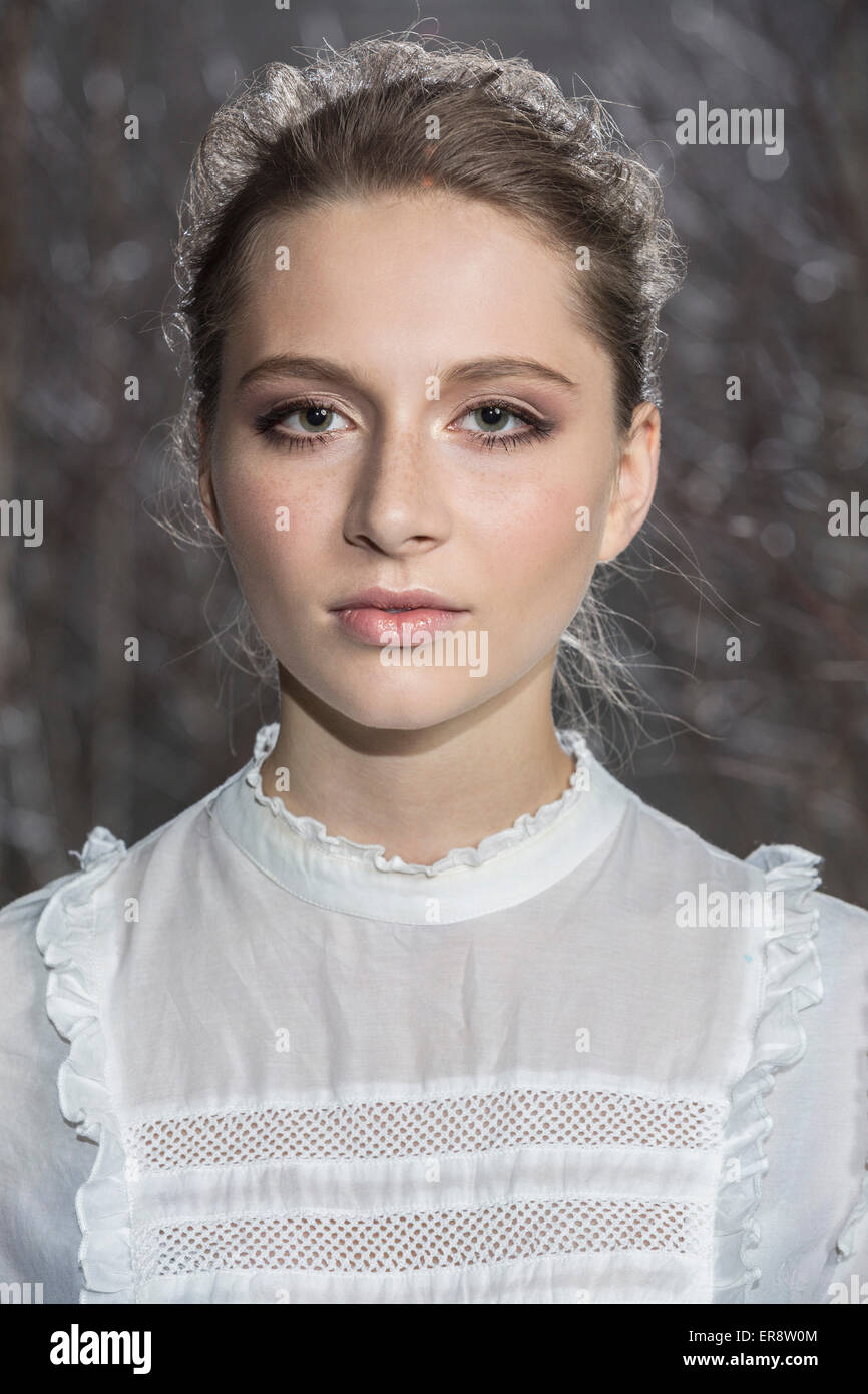 Young woman portrait blank hi-res stock photography and images - Alamy