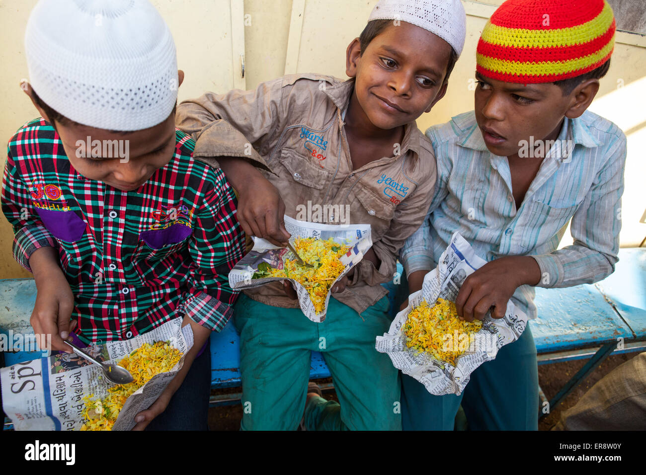 Muslim children eating hi-res stock photography and images - Alamy