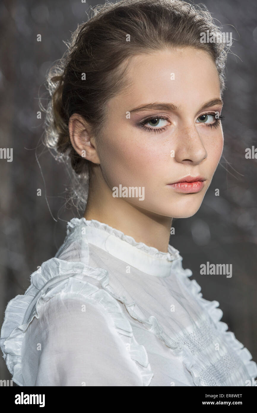 Side shot beautiful young woman hi-res stock photography and images - Alamy