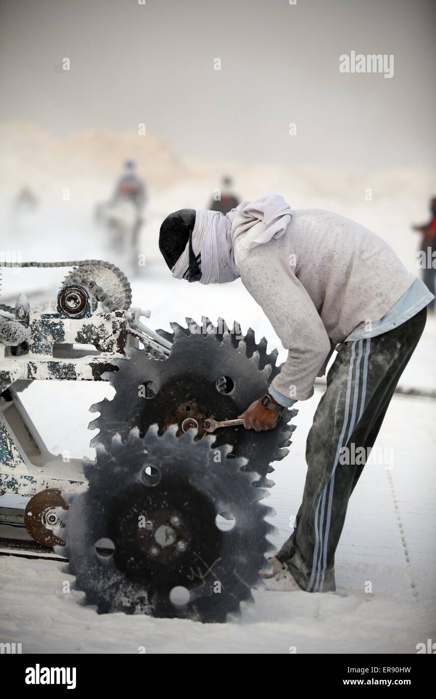 Minya, Egypt. 28th May, 2015. An Egyptian quarry worker works on a saw ...