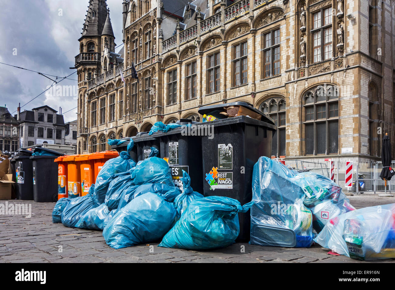 Litter rubbish garbage footpath hi-res stock photography and images - Alamy