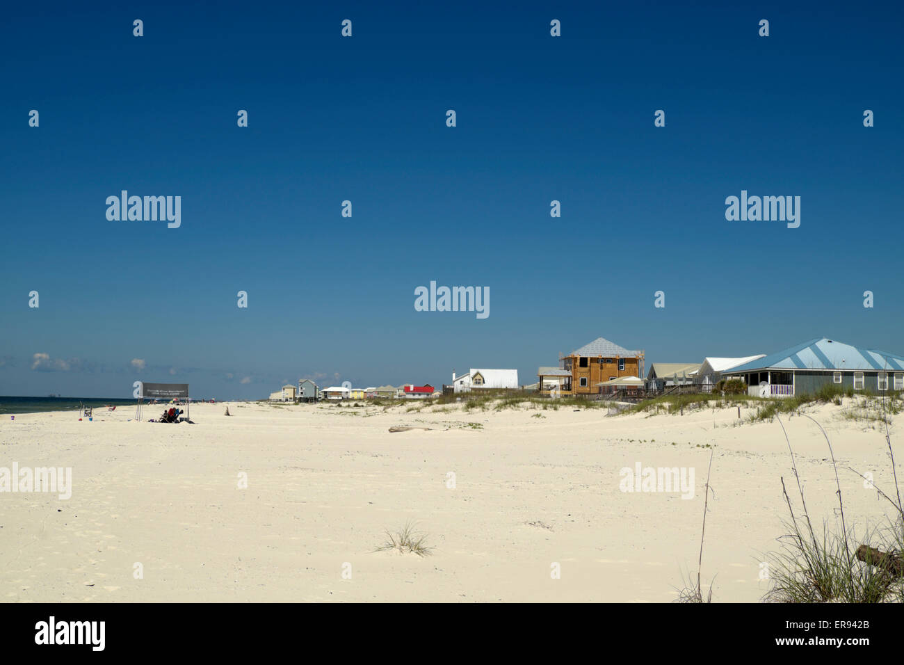 Beach houses sit next to the Gulf of Mexico in deep south Alabama, USA ...