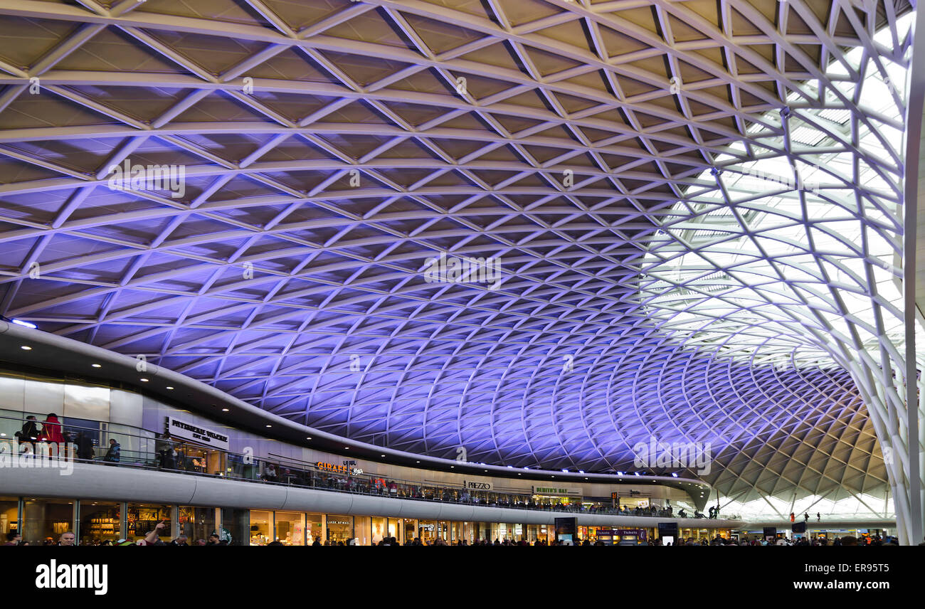 King's Cross Station concourse Stock Photo - Alamy