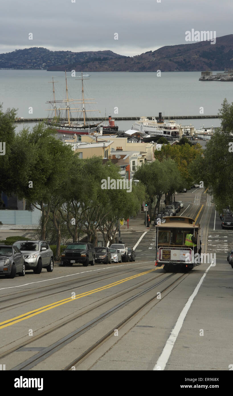 Grey sky portrait cable car on steep incline Hyde Street, towards Hyde ...