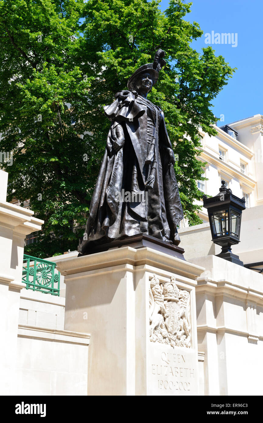 Queen elizabeth the queen mother sculpture hi-res stock photography and ...