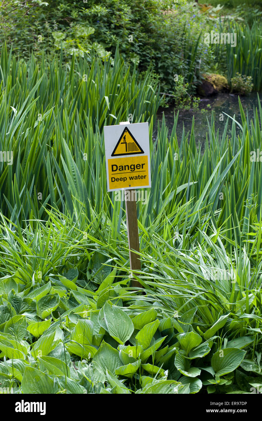Garden warning signs hi-res stock photography and images - Alamy