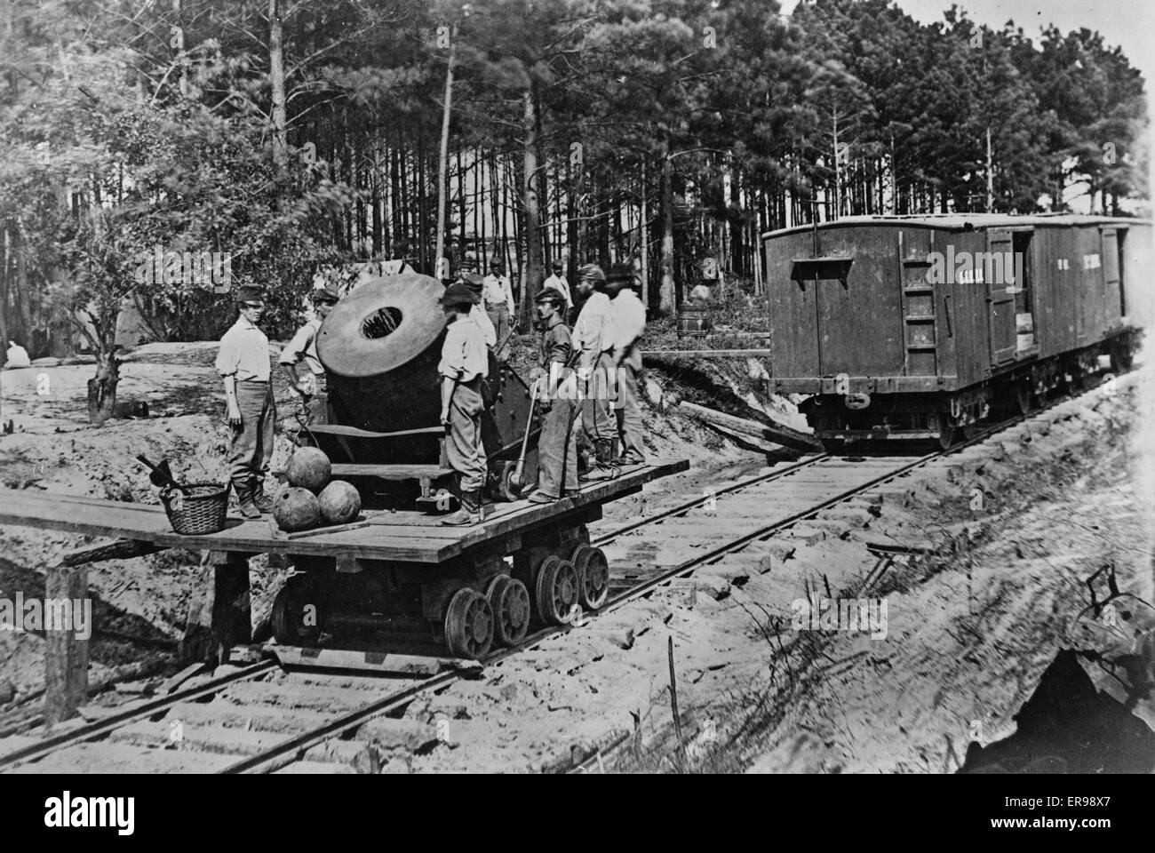 Soldiers with cannon on small railroad car Stock Photo - Alamy