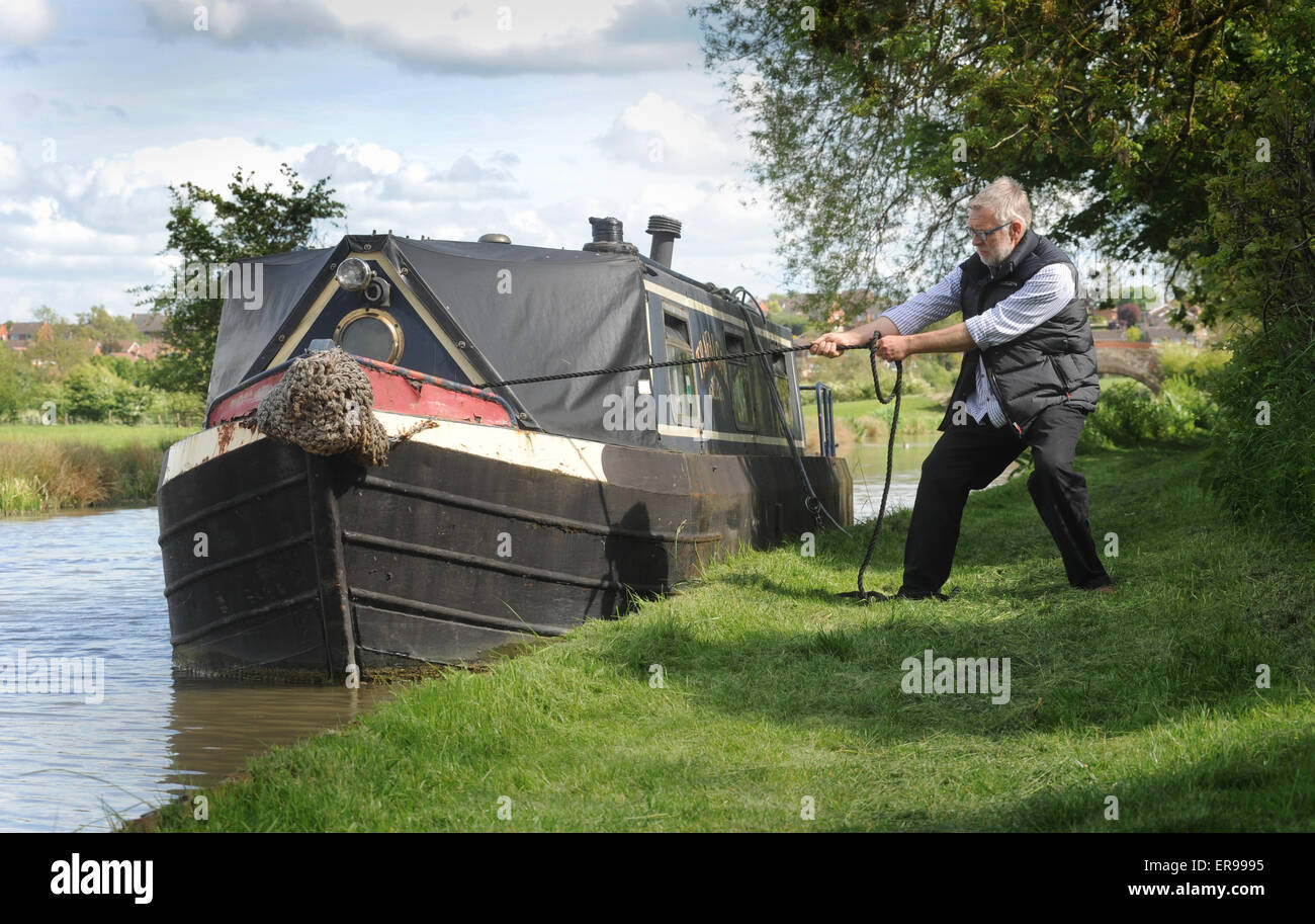 A MAN MOORS A BARGE RE HOLIDAYS WATERWAYS BARGE BARGING ENGLISH ...
