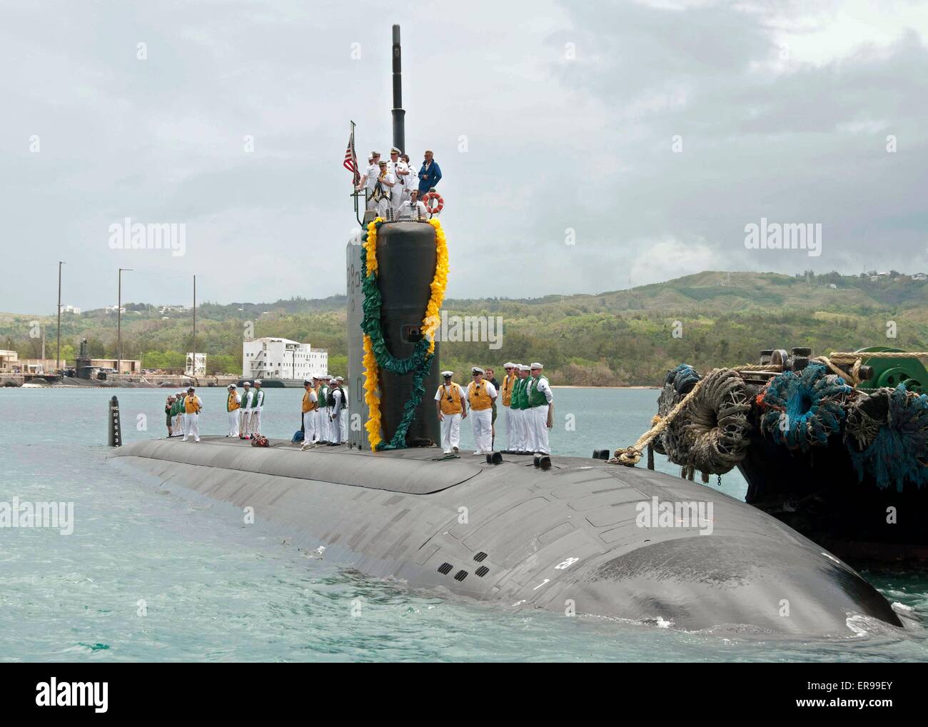 US Navy Los Angeles-class fast attack submarine USS Topeka pulls into ...