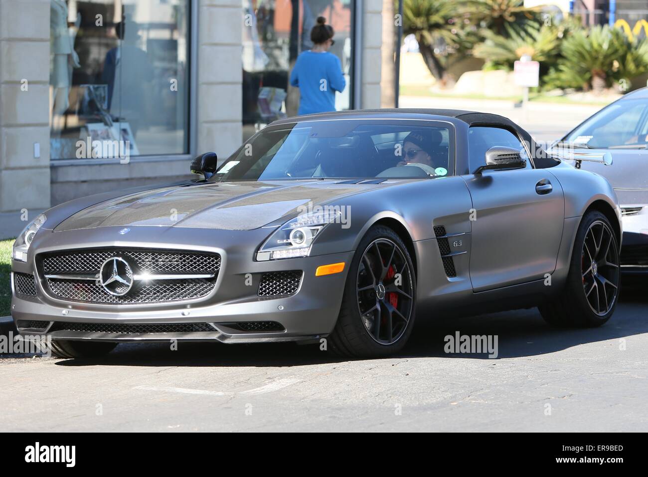 Kaley Cuoco leaves a yoga class wearing a Brian Lichtenberg Ballin ...