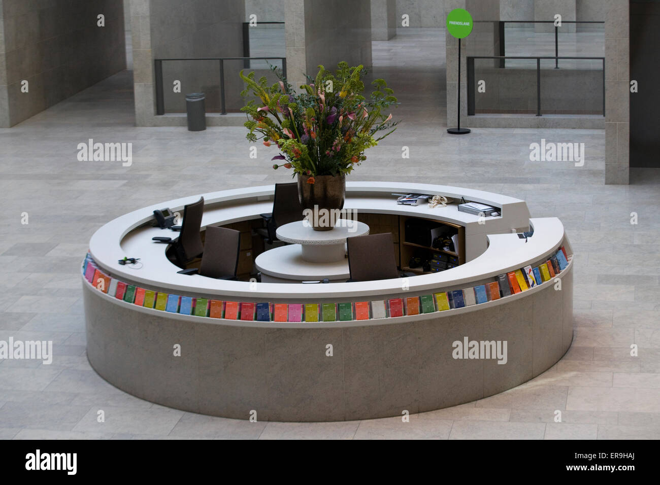 Reception desks hi-res stock photography and images - Alamy