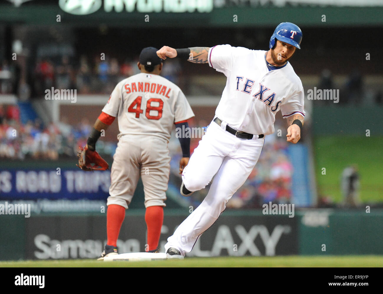 May 28, 2015: Texas Rangers Left field Josh Hamilton #32 rounds third ...