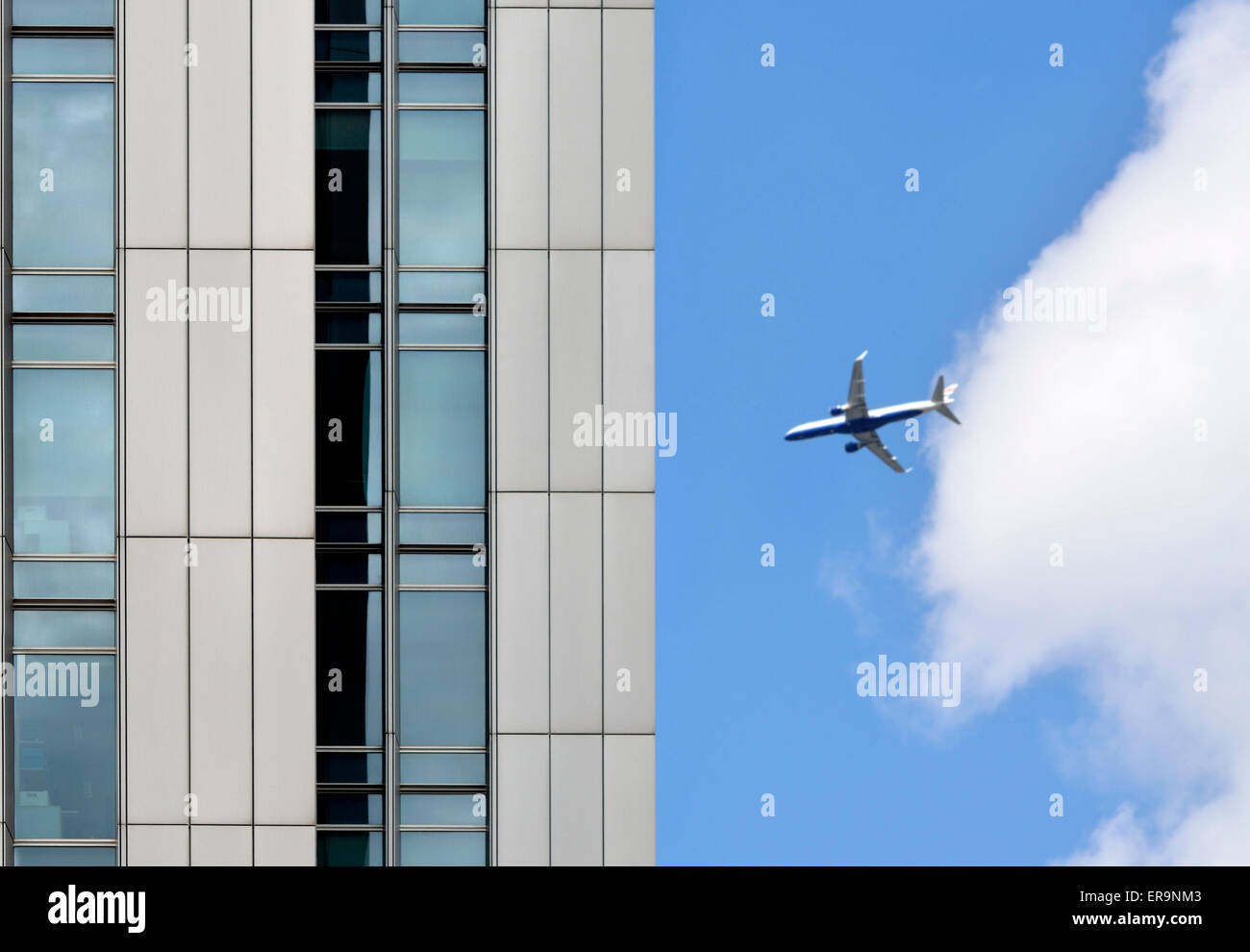 Flying airliner hi-res stock photography and images - Alamy