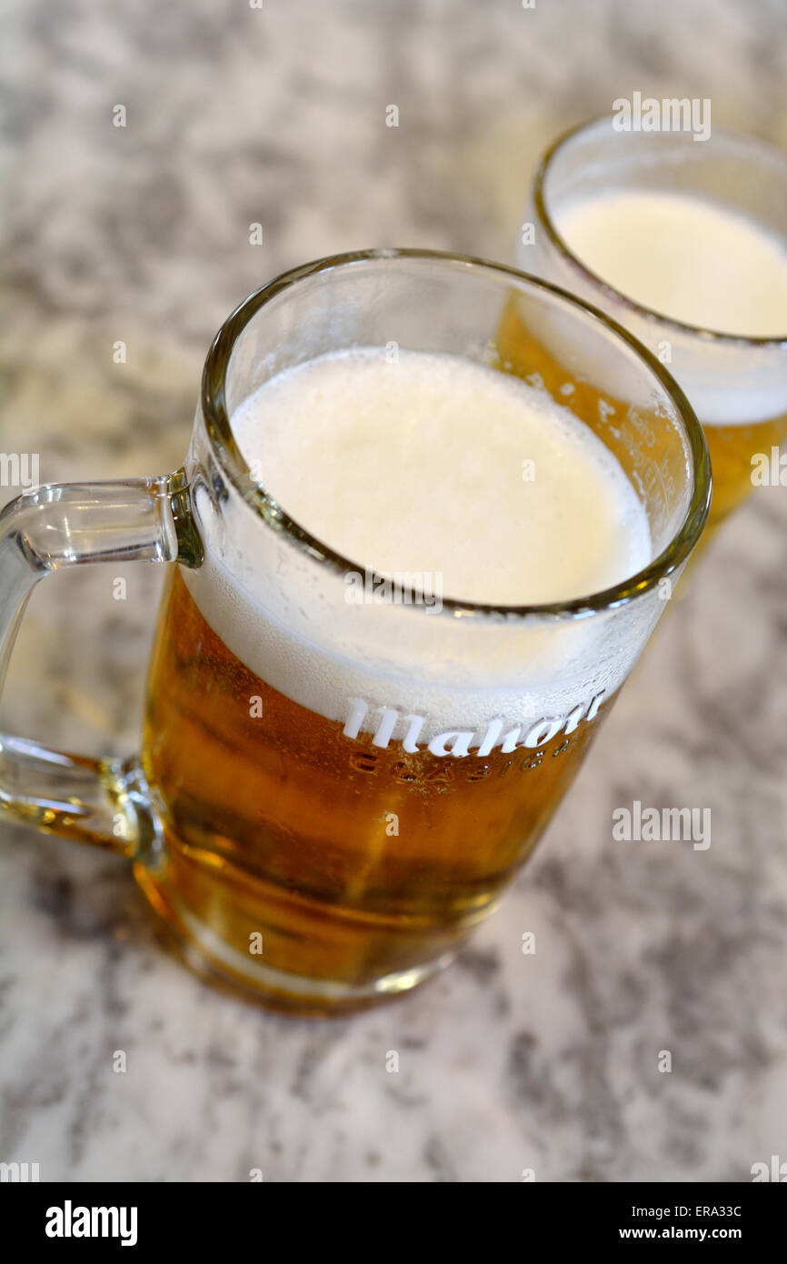 Glass of Mahou beer Stock Photo - Alamy