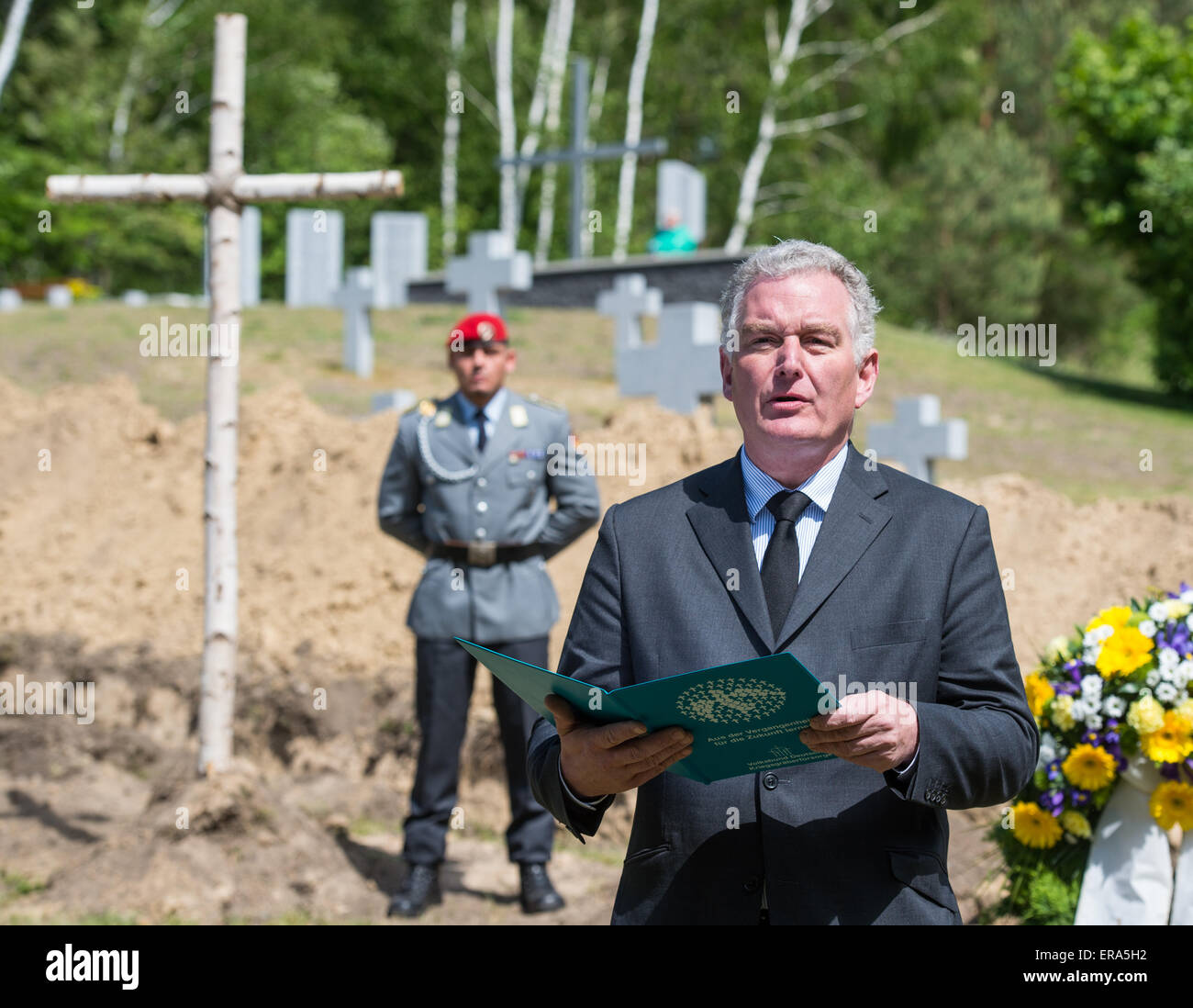 World war ii funeral service hi-res stock photography and images - Alamy