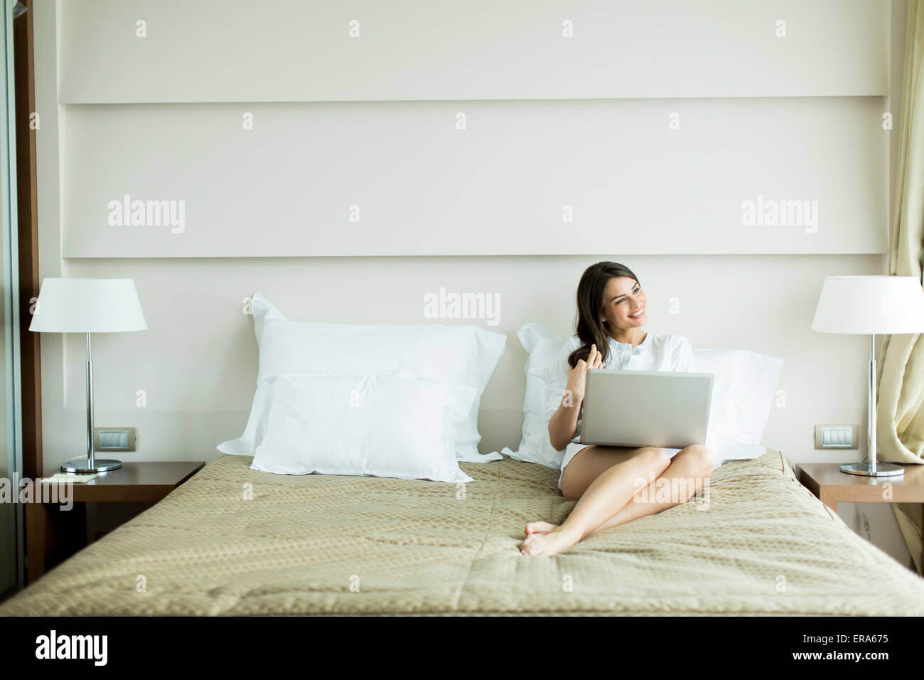 Woman in the bed with laptop Stock Photo - Alamy