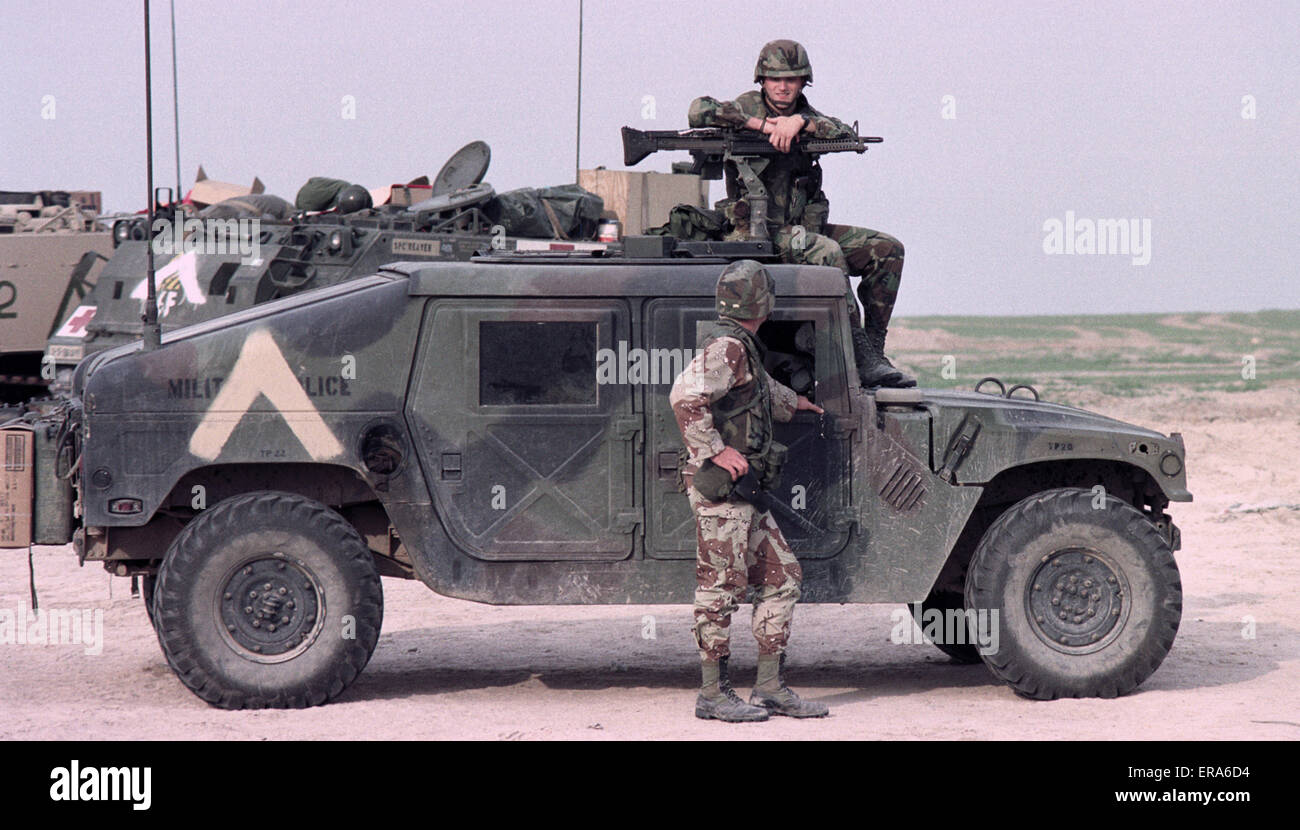 Desert army humvee hi-res stock photography and images - Alamy