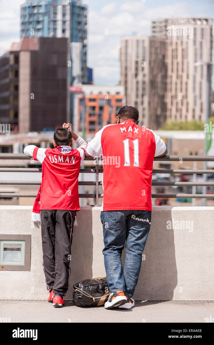 Arsenal supporters hi-res stock photography and images - Alamy