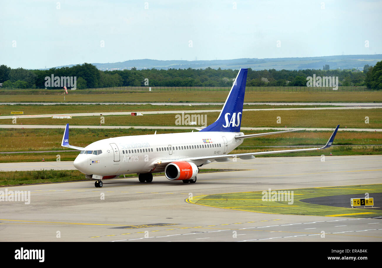 Boeing 737-700 of SAS Scandinavian Airlines landing in Ferenc Listz ...