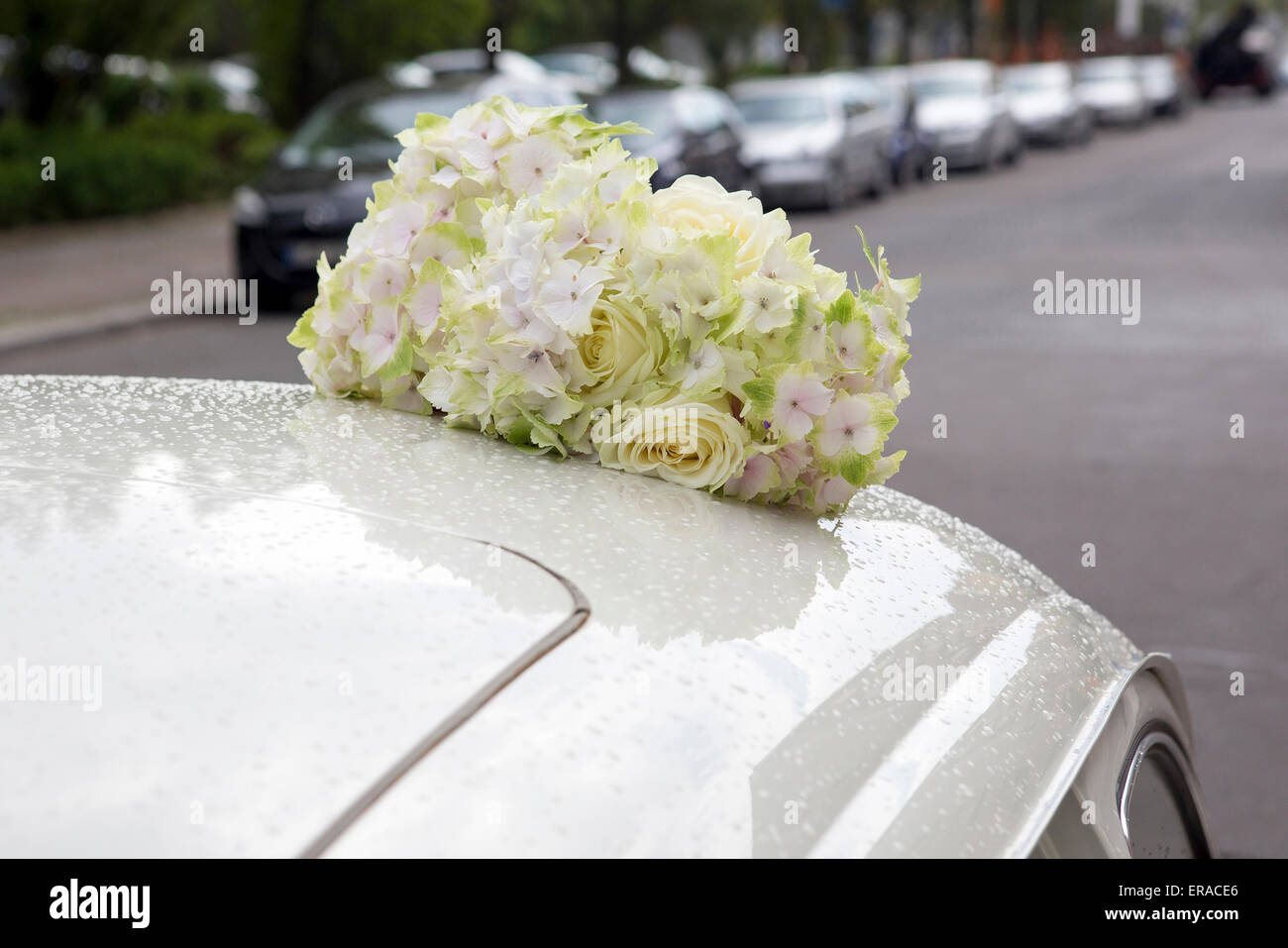 bouquet of white flowers on the roof of a car Stock Photo - Alamy