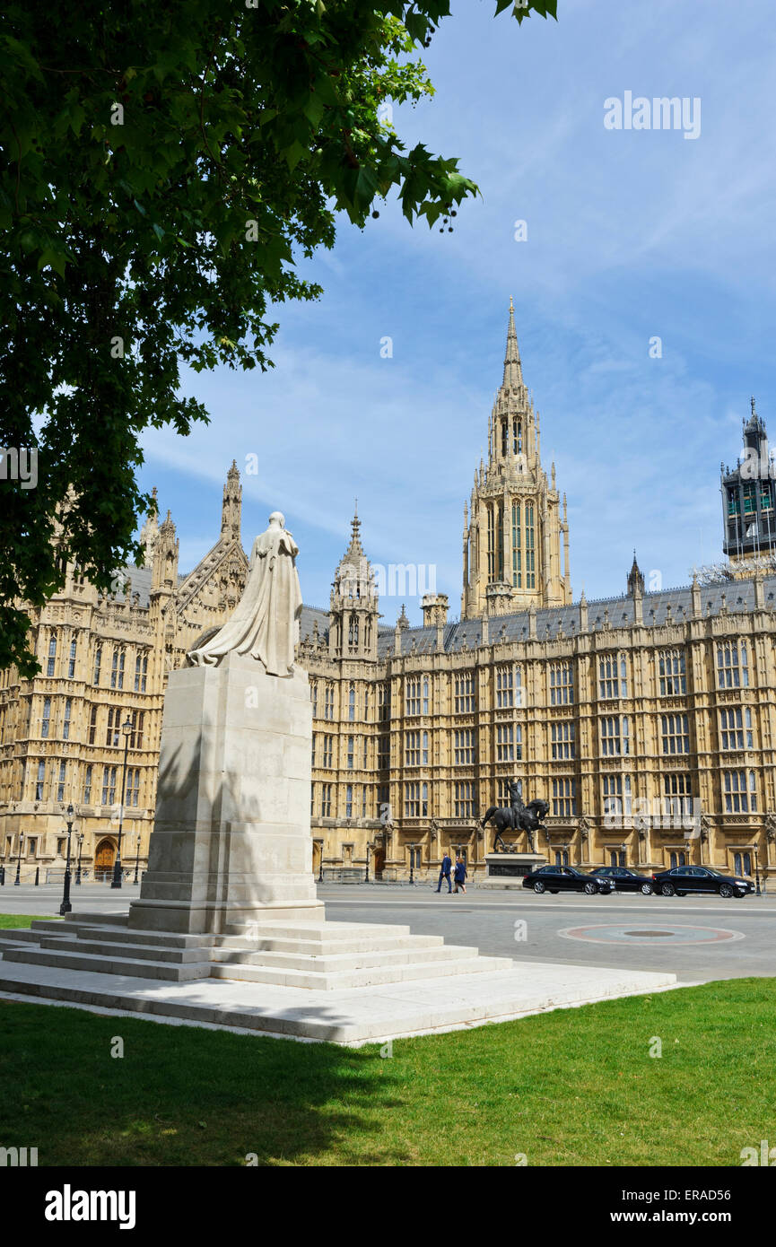 Statue of King George V facing the Palace of Westminster, London ...