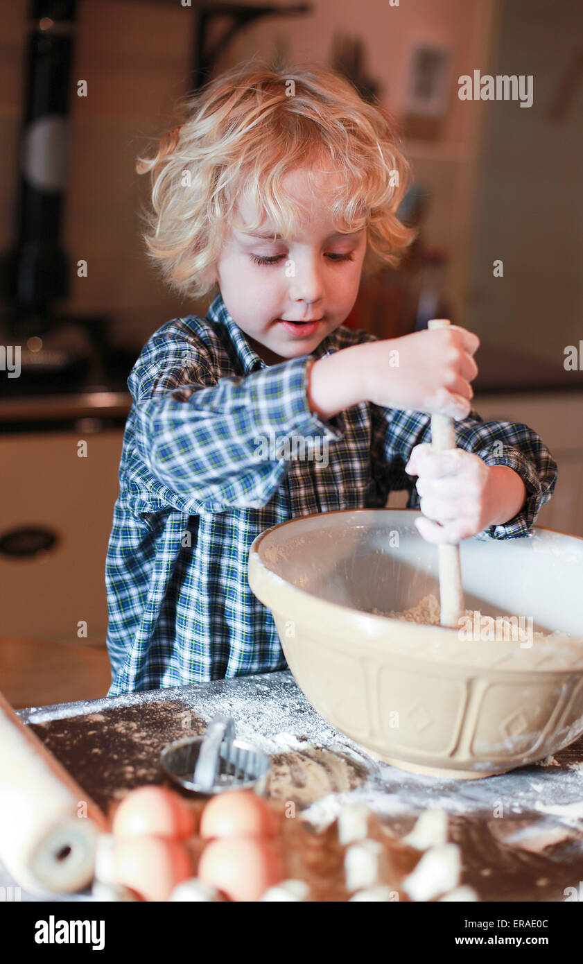 Mixing flour hi-res stock photography and images - Alamy