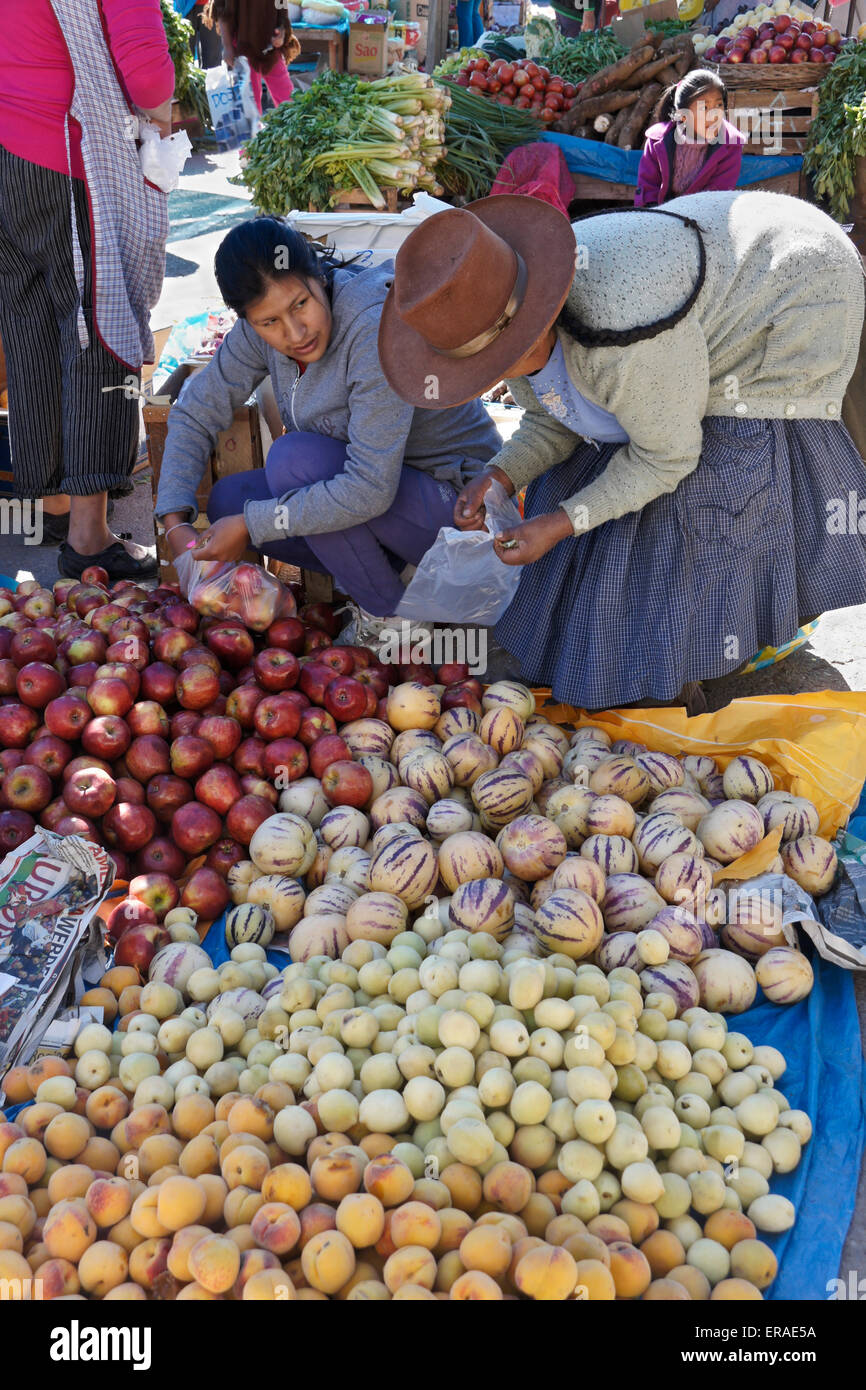 Peru fruit market hi-res stock photography and images - Alamy