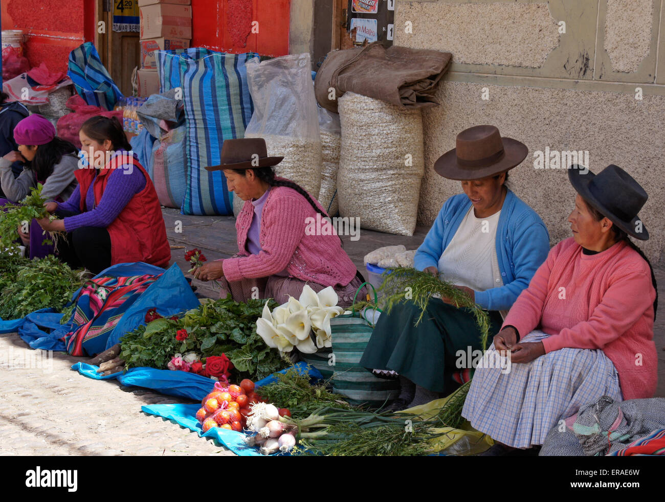Selling produce market hi-res stock photography and images - Alamy