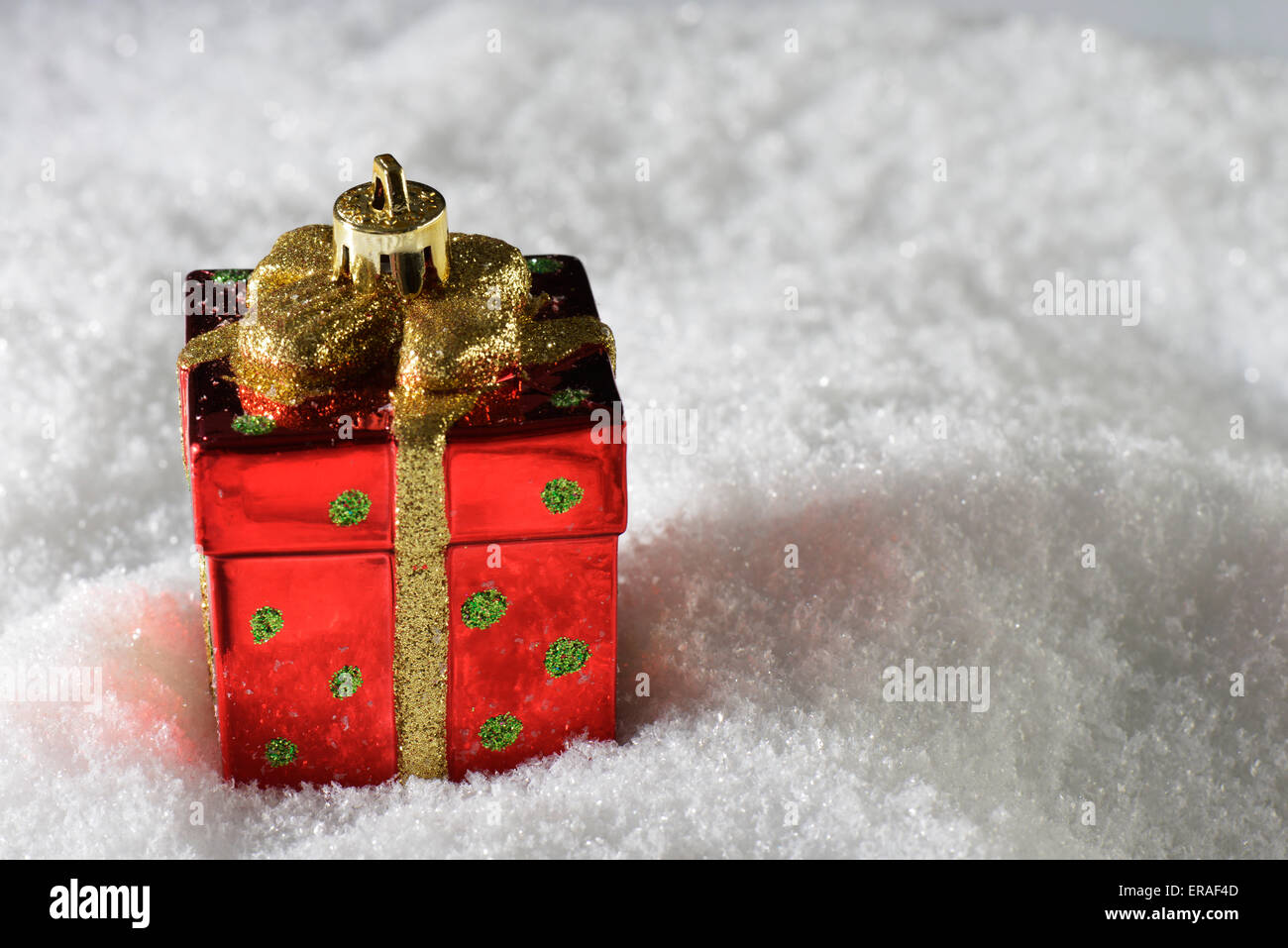 Christmas decoration Present on snow Stock Photo - Alamy