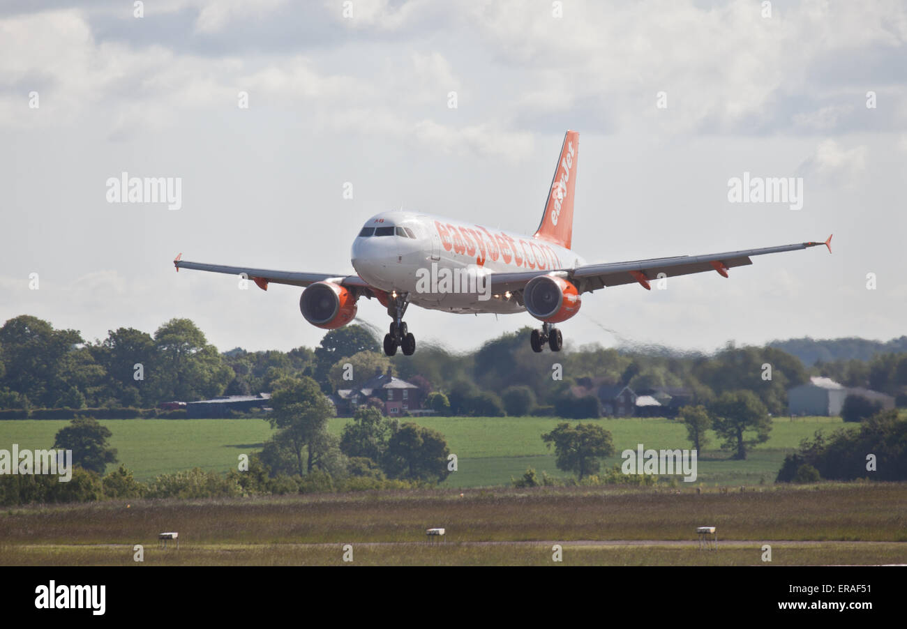 easyJet Airbus a319 G-EZAB landing at London-Luton Airport LTN Stock ...