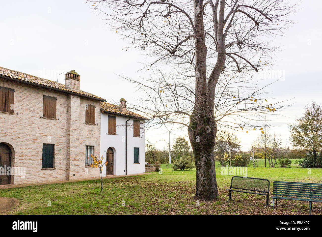 Farmhouse in Italian countryside Stock Photo - Alamy