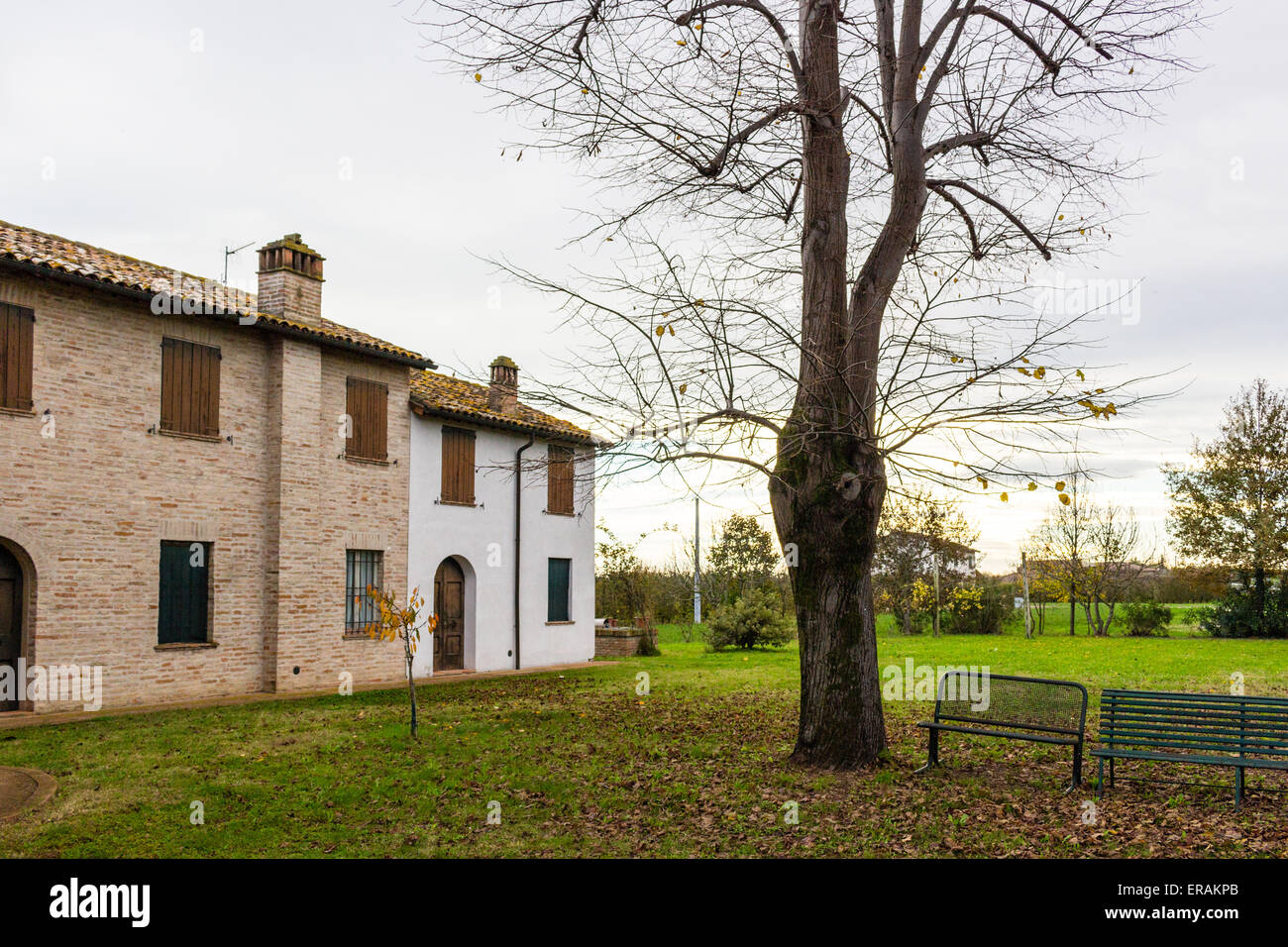 Farmhouse in Italian countryside Stock Photo - Alamy