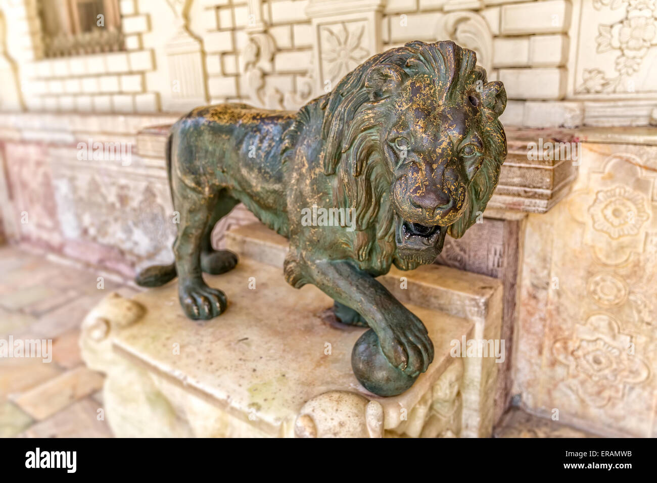 Iranian art lion hi-res stock photography and images - Alamy