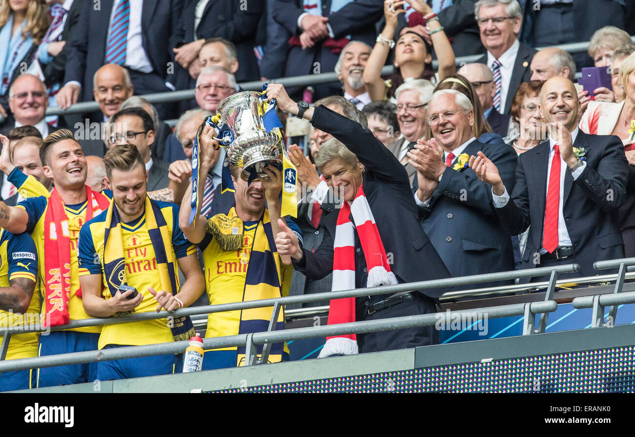 Wenger arsenal trophy hi-res stock photography and images - Alamy