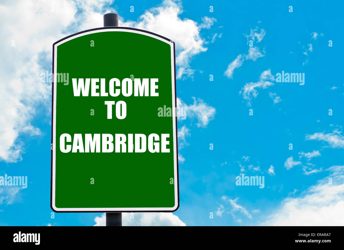 Green road sign with greeting message WELCOME TO CAMBRIDGE isolated ...