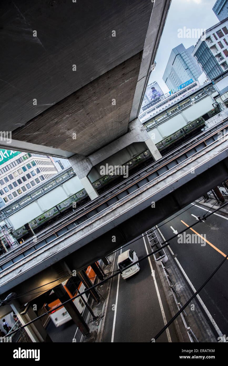 Footpath jr yamanote yamate line platform car road hi-res stock ...