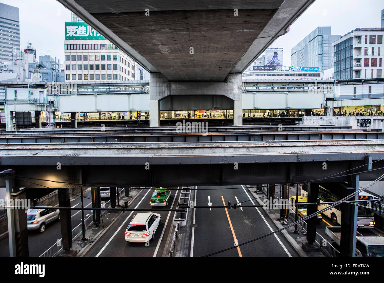 Footpath jr yamanote yamate line platform car road hi-res stock ...