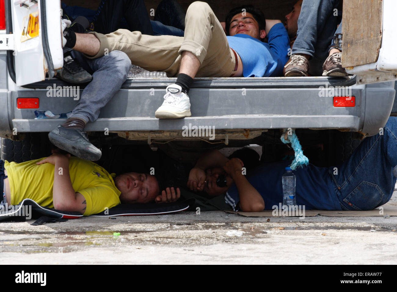 Migrants are looking for shadow while wait to go at the camp. Hundrends ...