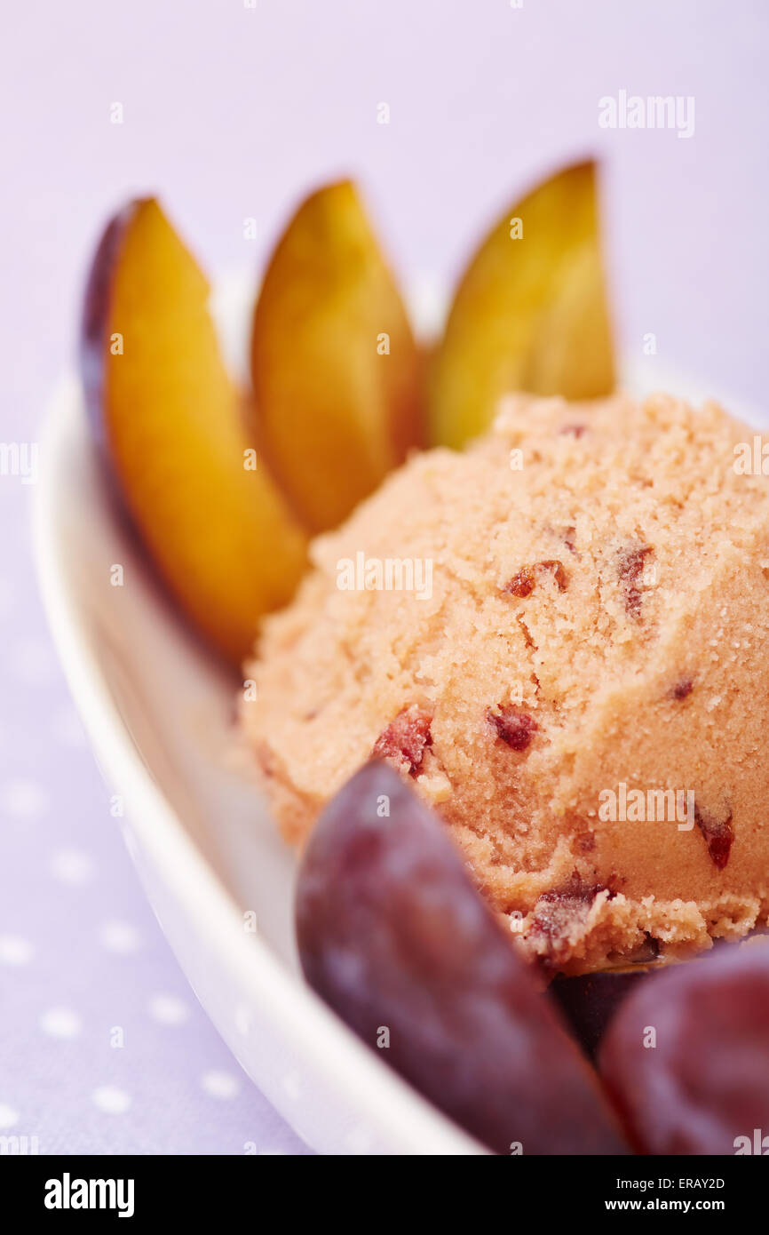 A scoop of homemade plum ice cream with fresh plums Stock Photo - Alamy