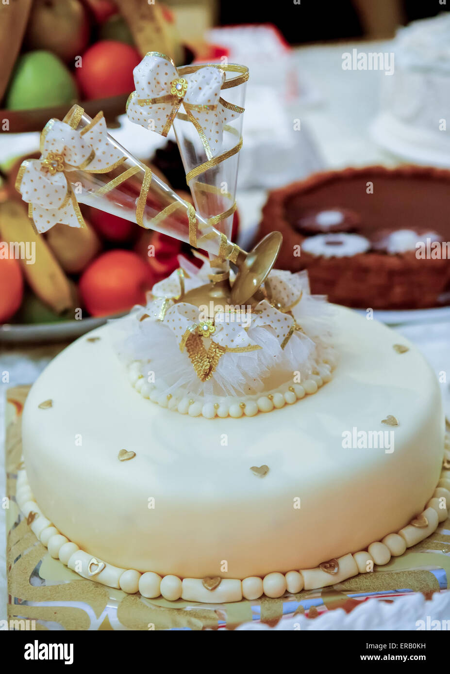 Large white cake hi-res stock photography and images - Alamy