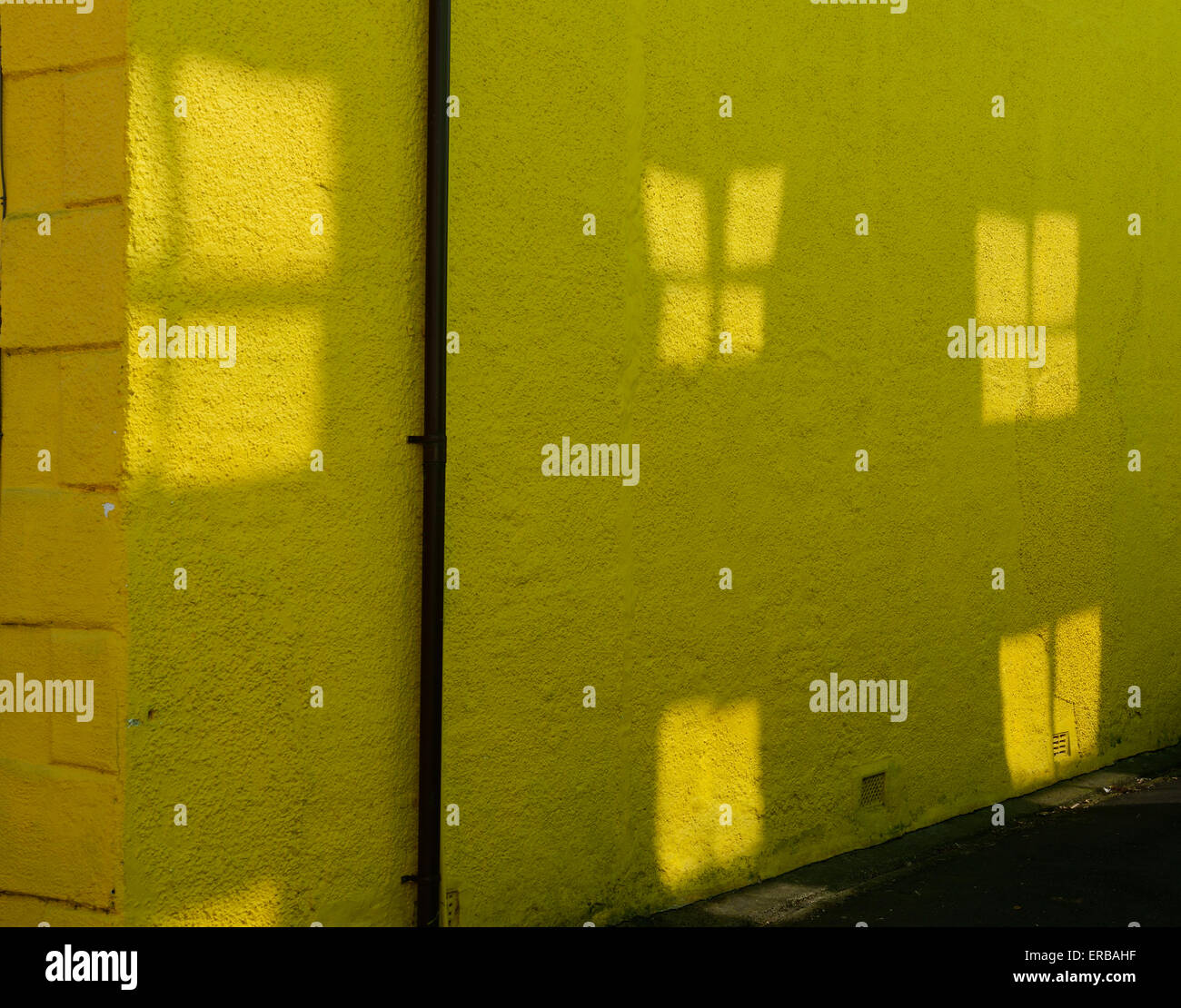 Sunlight reflecting on windows hi-res stock photography and images - Alamy