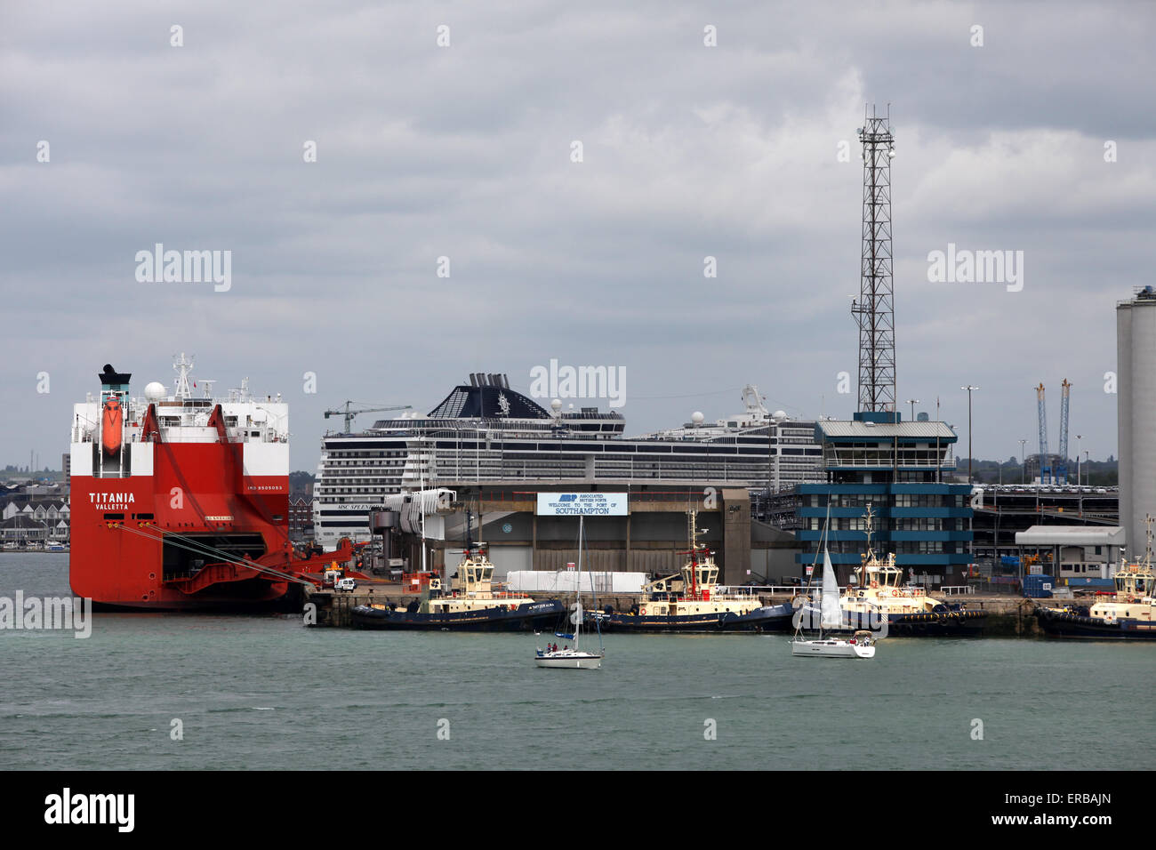 Dock Head in Southampton port and docks Stock Photo - Alamy