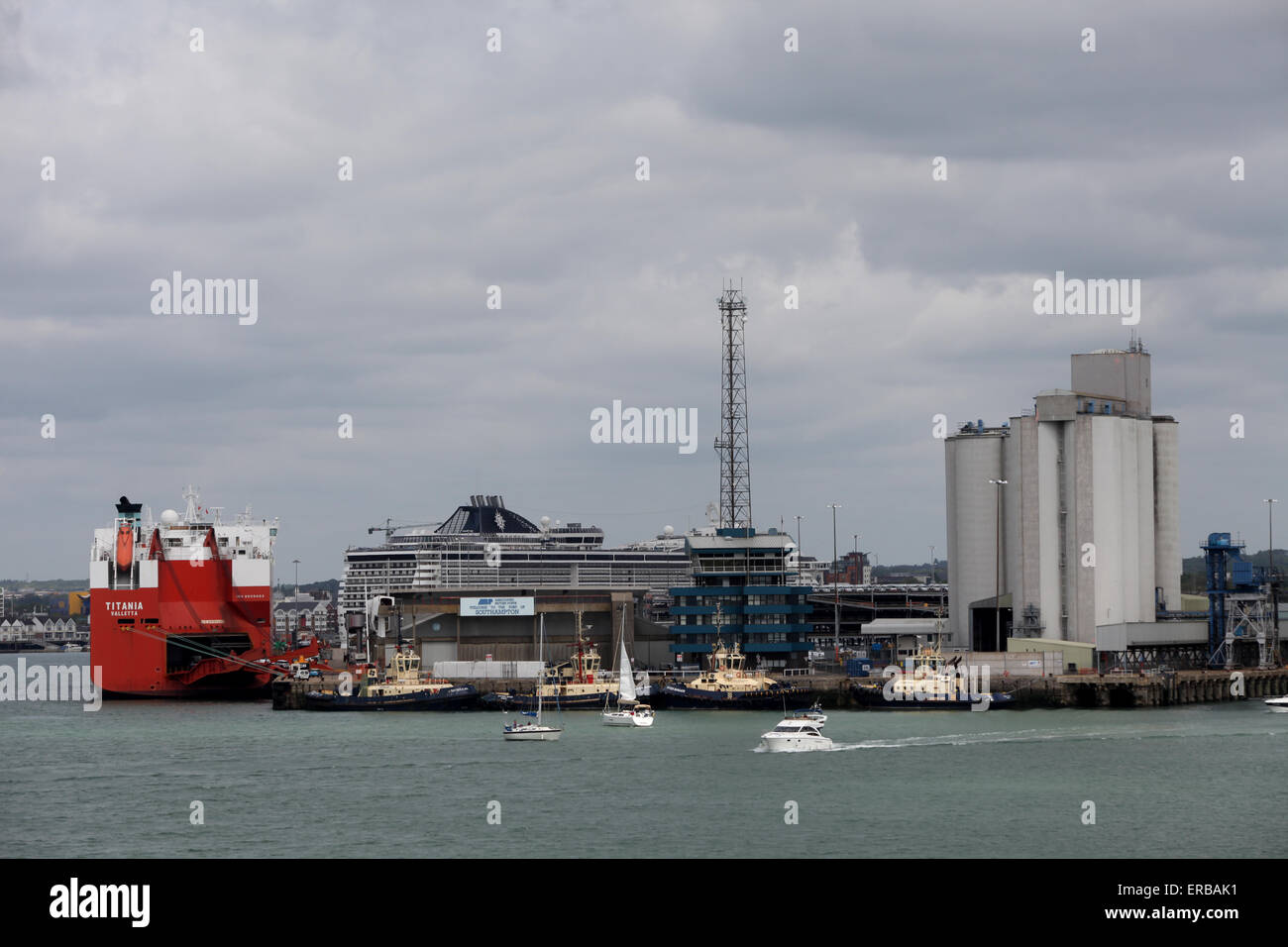 Dock Head in Southampton port and docks Stock Photo - Alamy