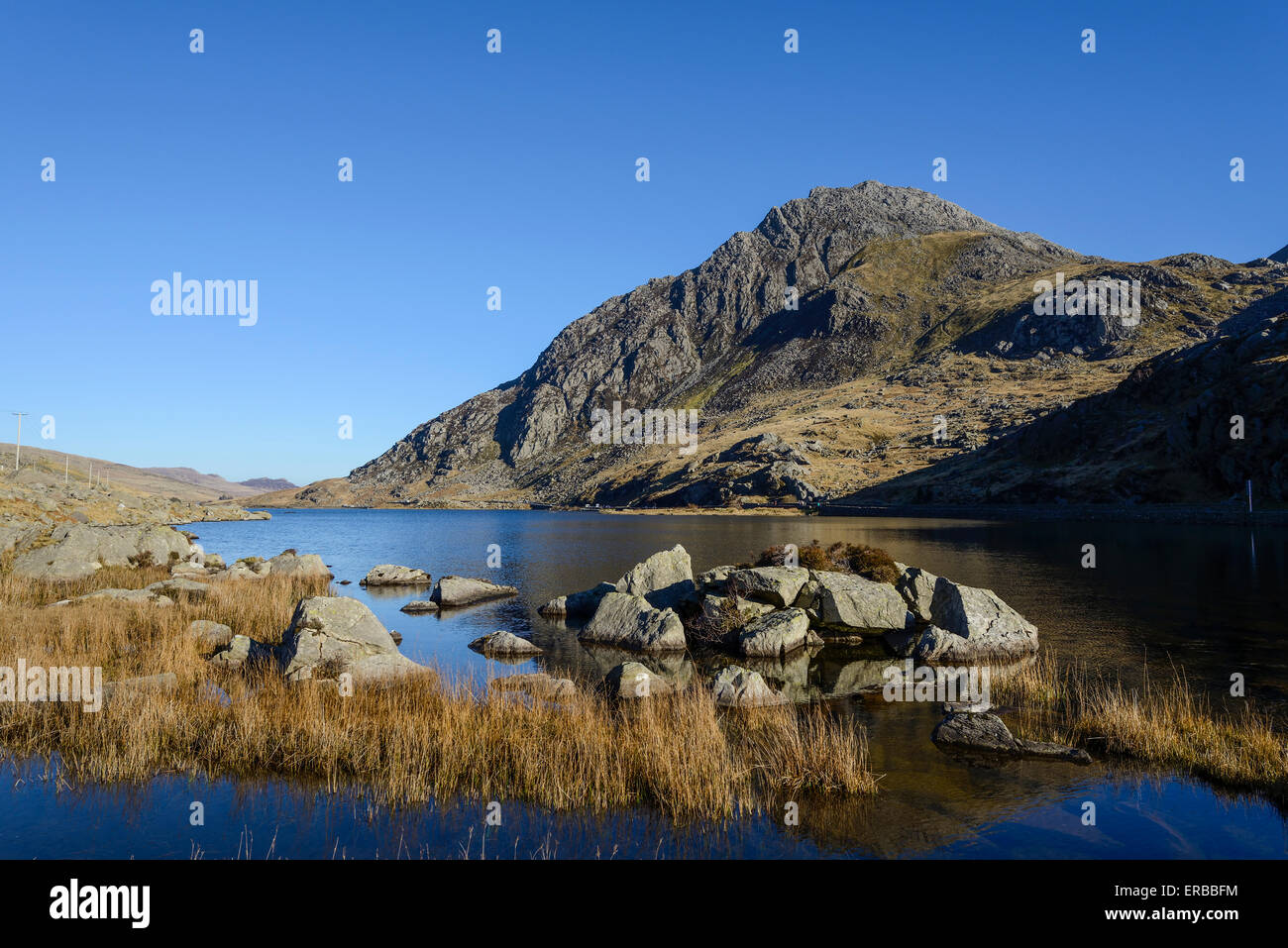 Tryfan with Llyn Ogwen in the foreground Stock Photo - Alamy