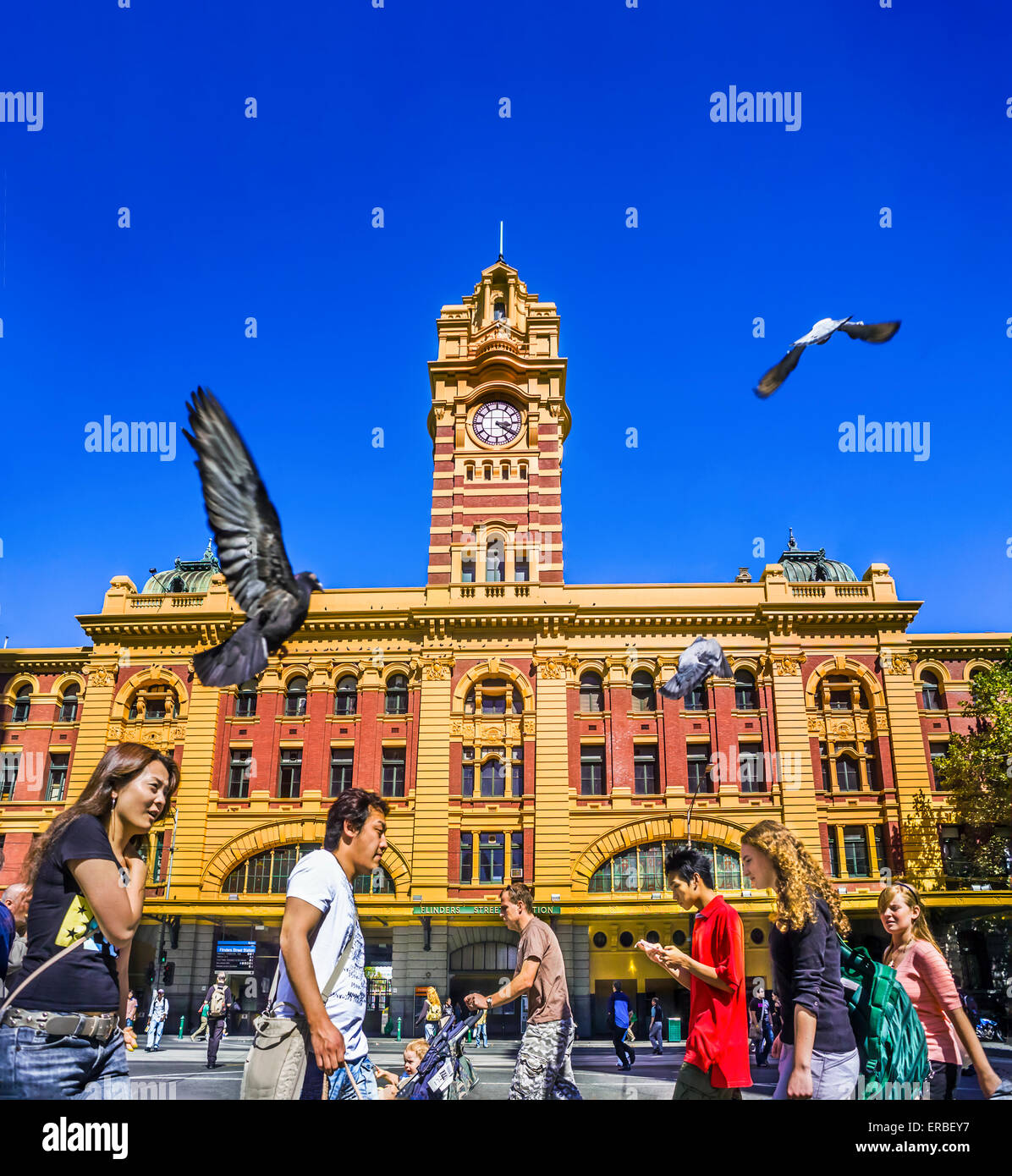 Pedestrians crossing road, Elizabeth and Flinders street intersection ...